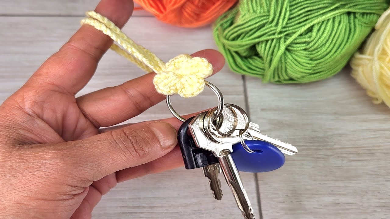 Wow!! Super easy, very useful crochet hat key chain, sell or gift ...