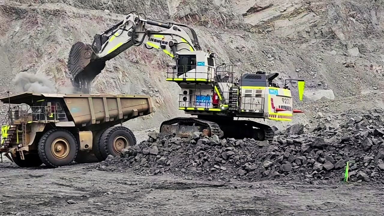 Liebherr 9200 Excavator Loading Cat 785 Dumper - Cosapi Copper Mining ...
