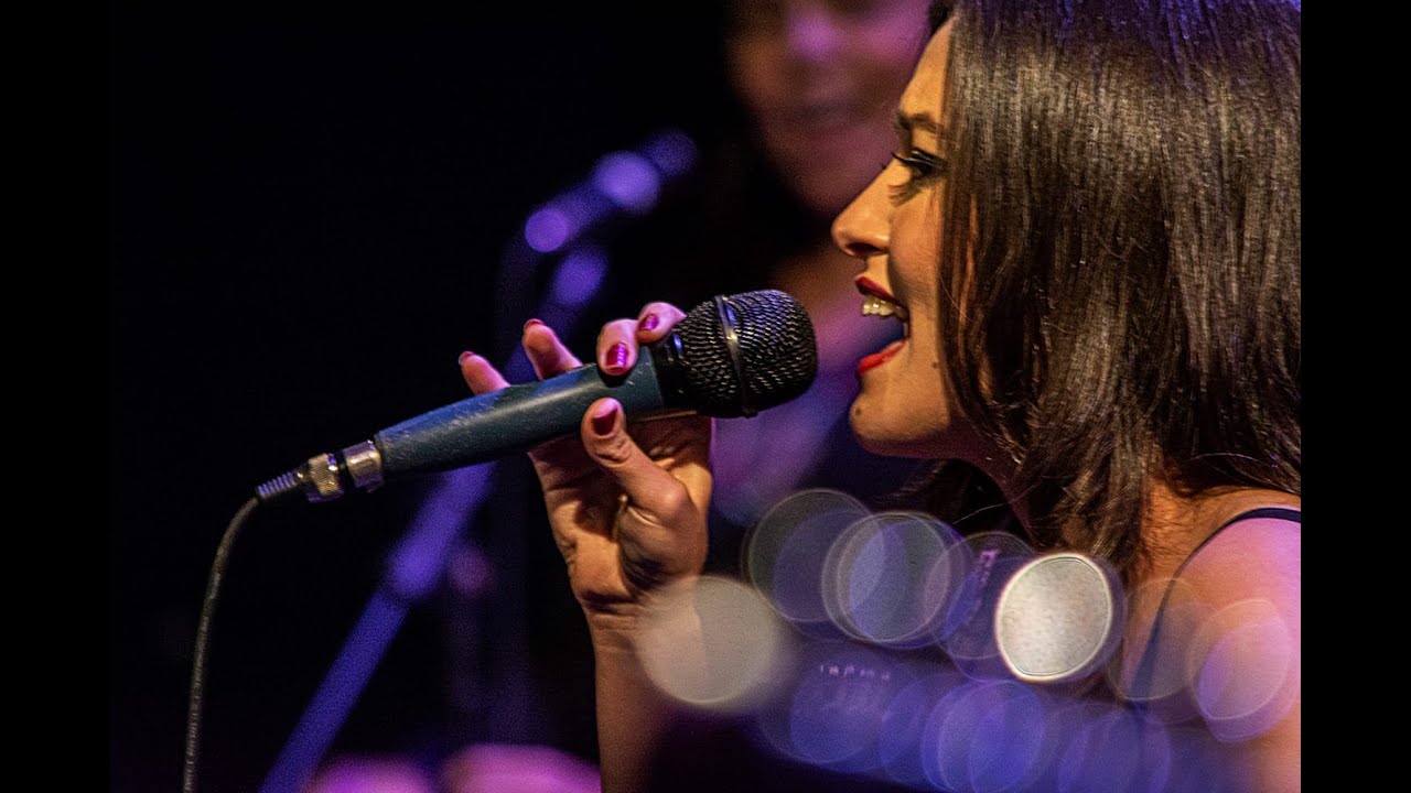 Transmissão ao vivo de BellaVi - YouTube