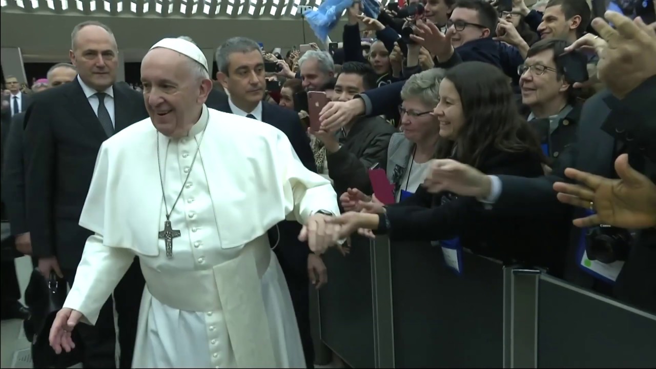 Pope Francis Offers Friendly Kiss to Excited Nun Trying to Greet Him ...