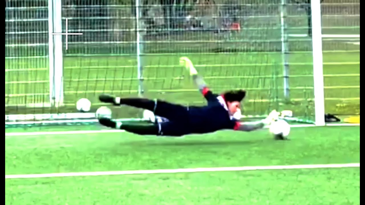 13Y GK Bobby - Crazy Challenge v Hardi Höss - YouTube