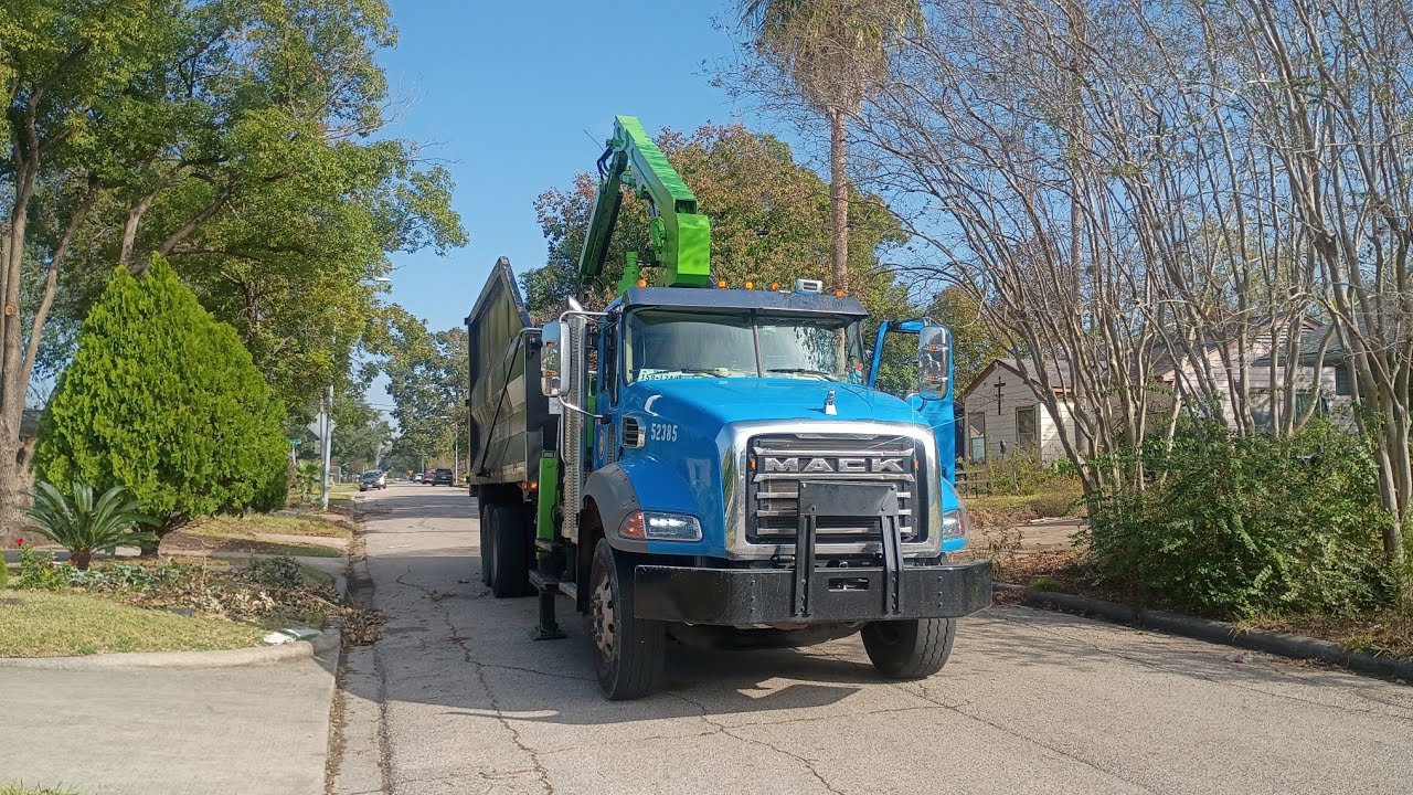 Mack Granite Grapple Petersen atlas on bulk waste 52385 - YouTube