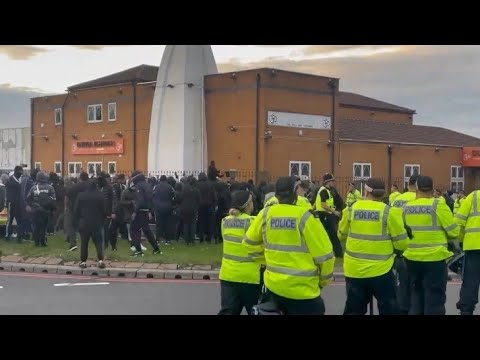 Muslims surround Hindu Temple in Smethwick, Birmingham - YouTube