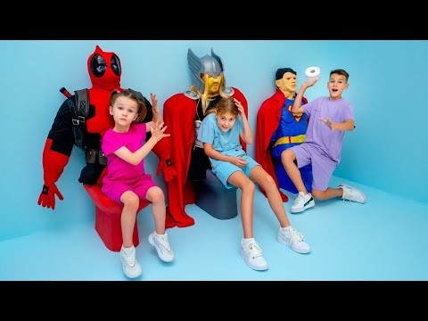 🌈 Desafío de los cuatro colores con los inodoros | Colección de vídeos para niños | Vania Mania ESP