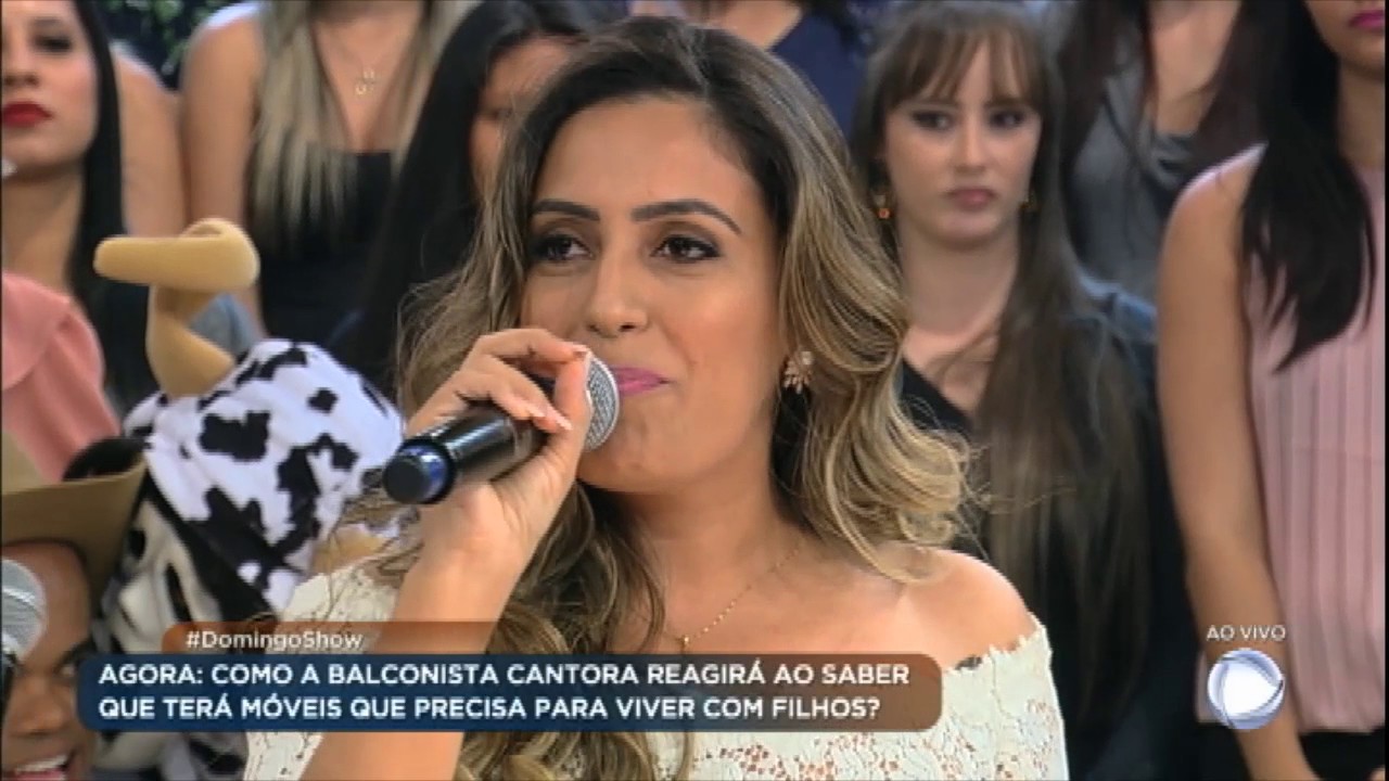 Fernanda Costa canta no palco do Domingo Show - YouTube