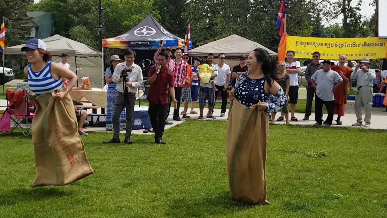 The most amazing sacks race - YouTube