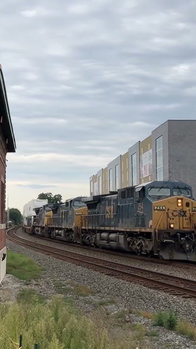 CSX 254 CW44AC leads CSX I158 through Bound Brook, NJ with a C40-8W and a YN2 trailing! (9/17/23 ...