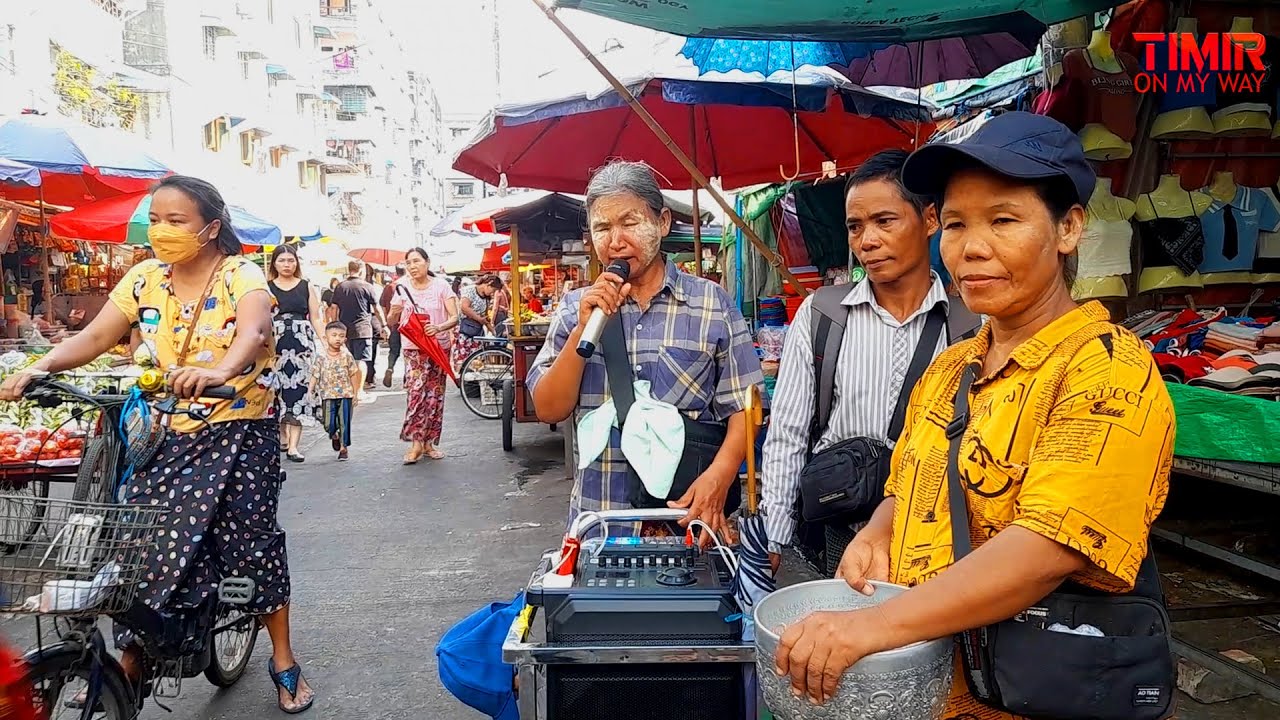 Popular Street Singer of Yangon Myanmar - YouTube