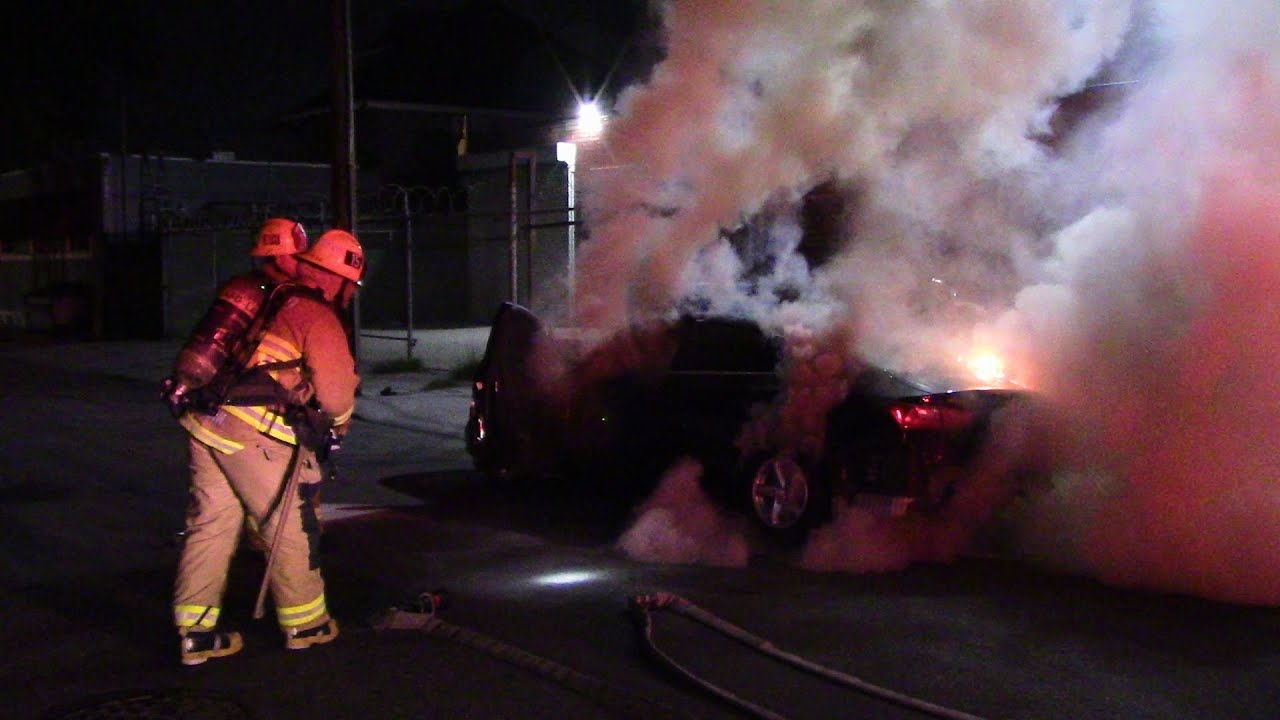 LAFD Engine 15 Handling A Vehicle Fire - YouTube