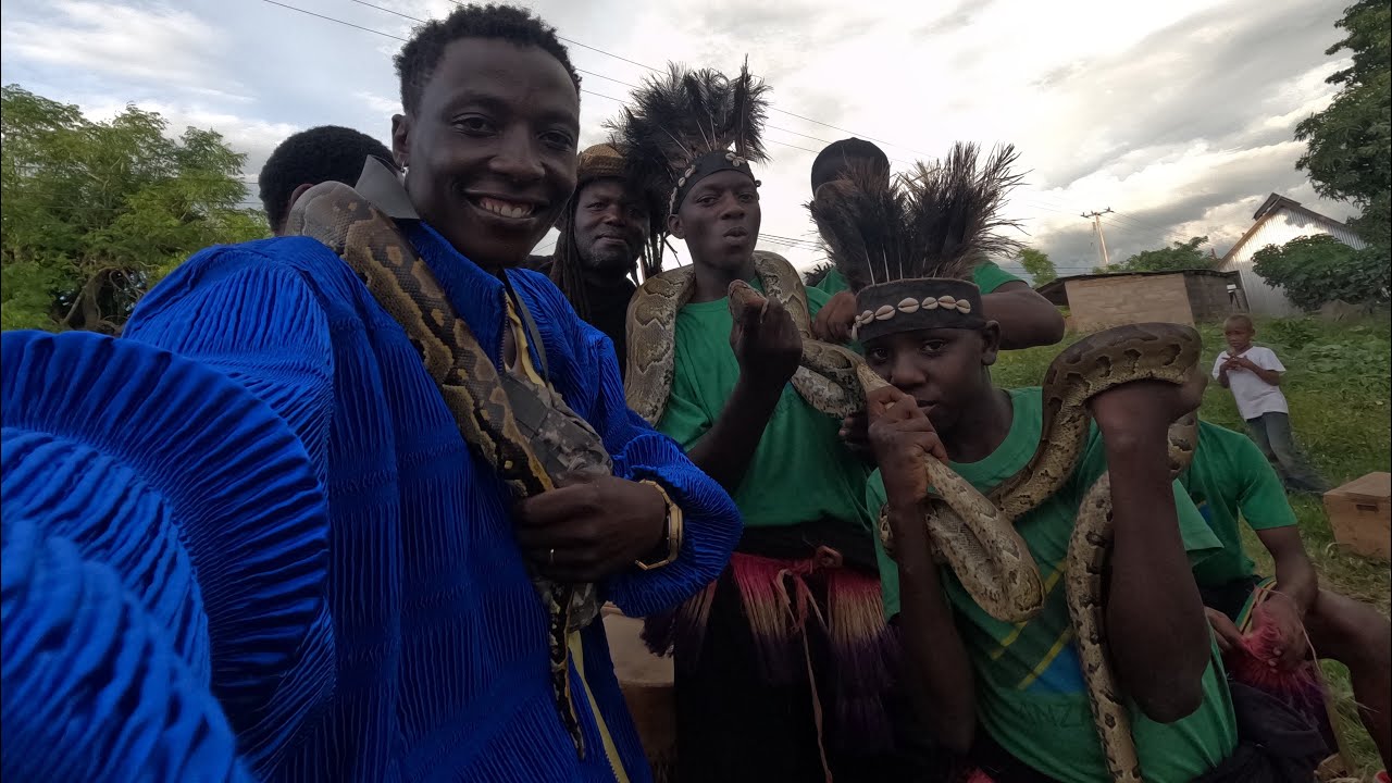 VISITING WASUKUMA TRIBE IN TANZANIA🇹🇿 THAT KEEPS AND LIVE WITH PYTHONS ...