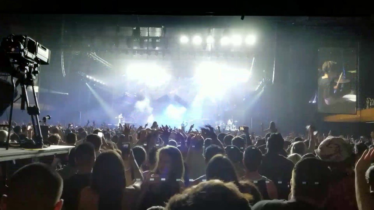 The Chainsmokers perform live awesome remix version of "Closer" in San ...