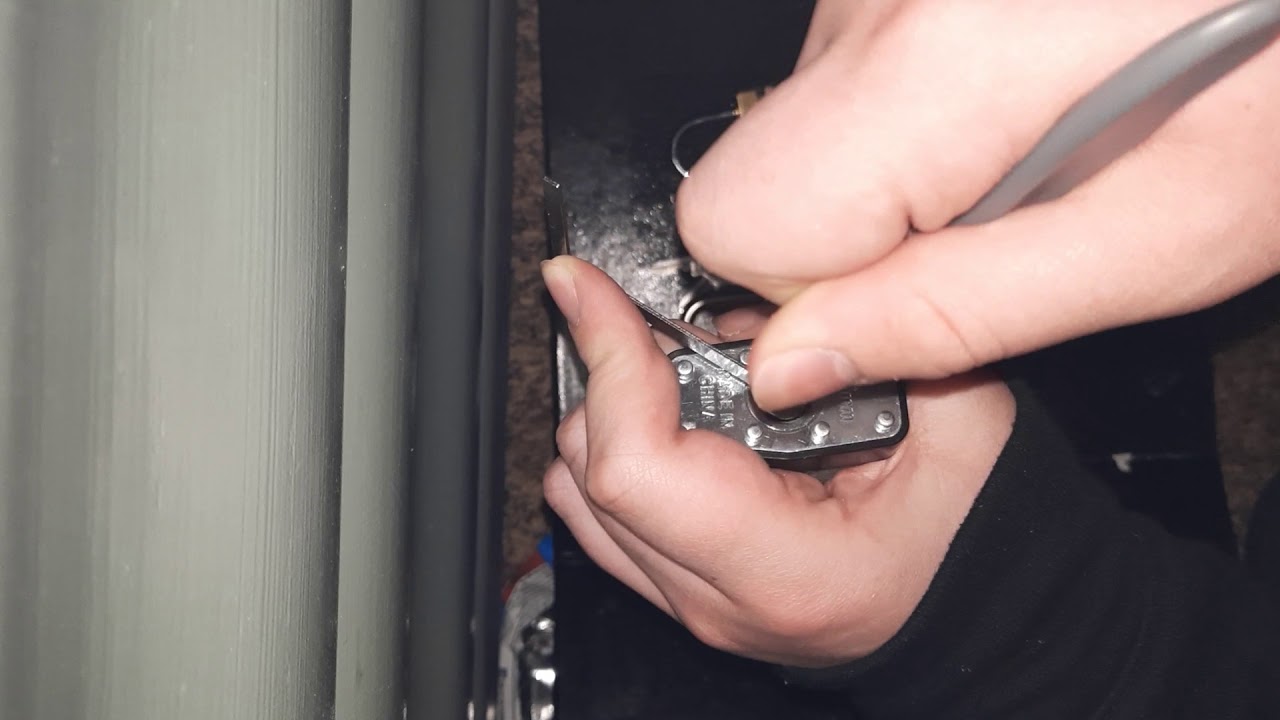 [33] picking the hyper tough lock - YouTube