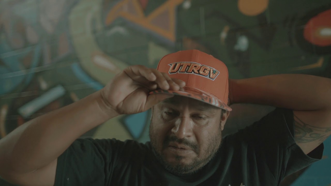 Artist creates special edition FAU hat - YouTube