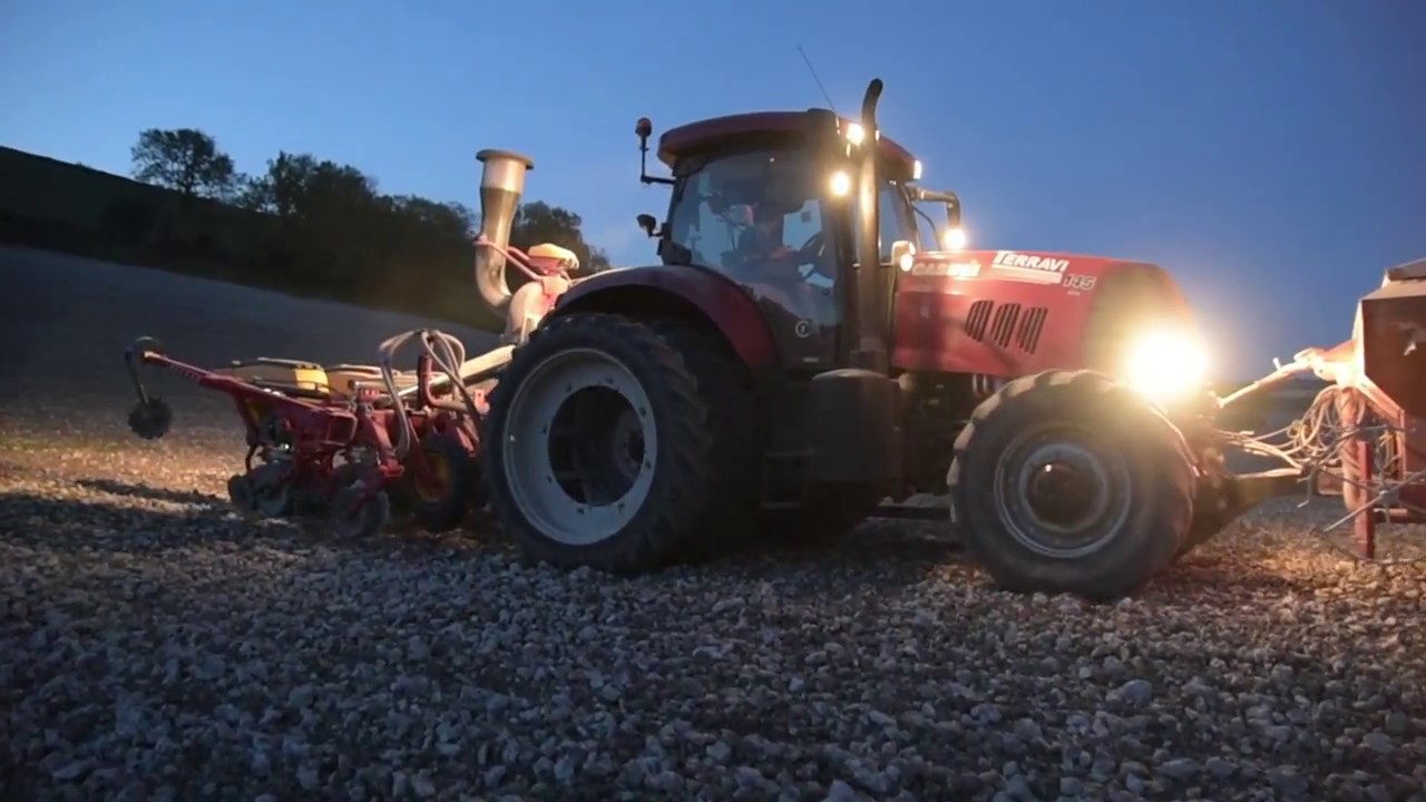 Case iH PUMA/Vaderstad TEMPO corn seeding - YouTube