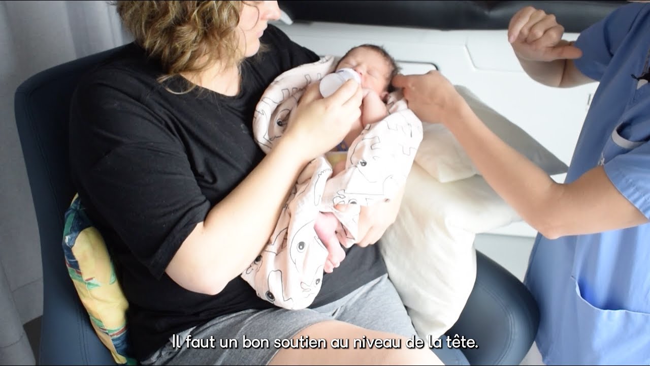 Position du bébé lors de l’alimentation au biberon - YouTube
