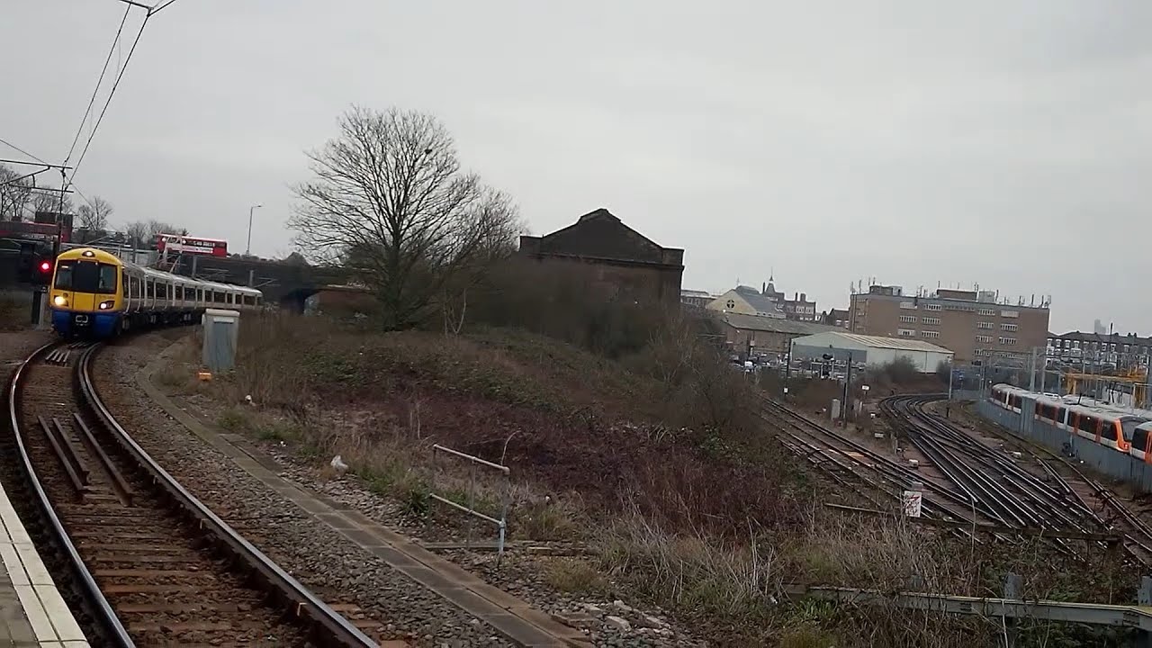 London Overground Class 378 Electrostar train @Willesden Junction ...