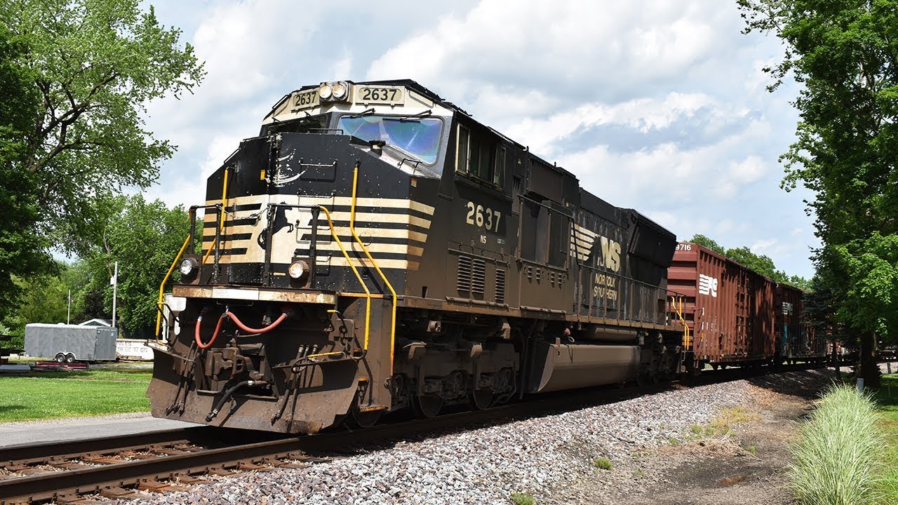 5/29/19 - NS SD70M 2637 leads NS 168 at Centralia, IL - YouTube