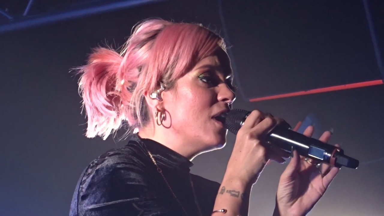Lily Allen - Fuck you - Live @ Knust, Hamburg - 04/2018 - YouTube