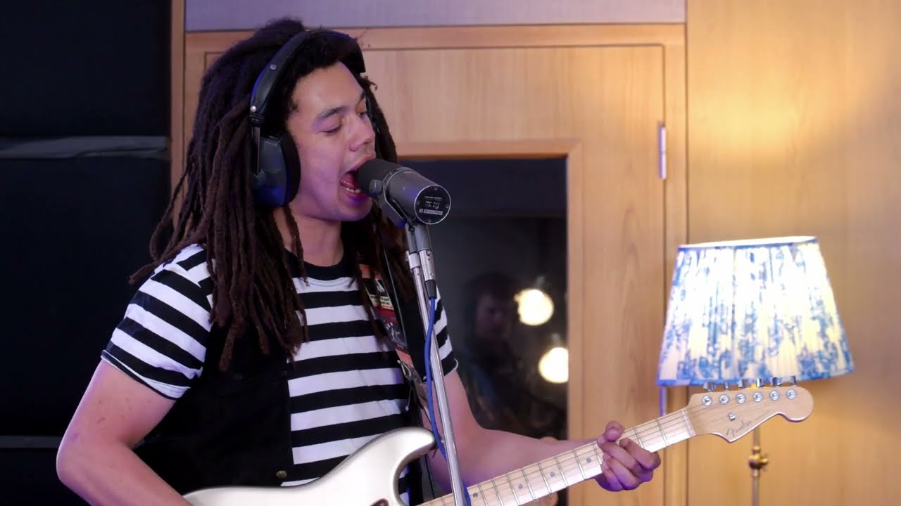 Cosmo Pyke - 'Low' - Live - The Courtyard Studios - YouTube