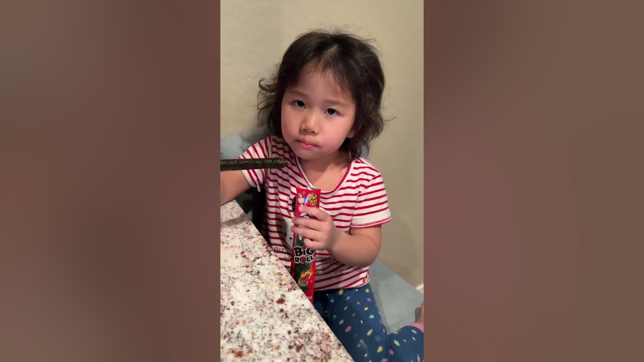 Yummy! Chloe tried Tao Kae Noi Grilled Seaweed for the first time, but it was too spicy for her ...