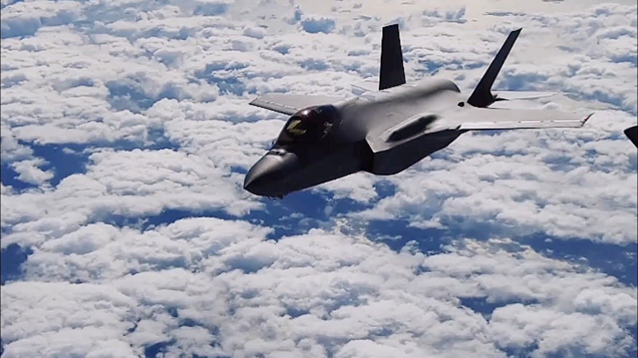 The Moment Japan's F-35A Performs Aerial Refueling! With American KC ...