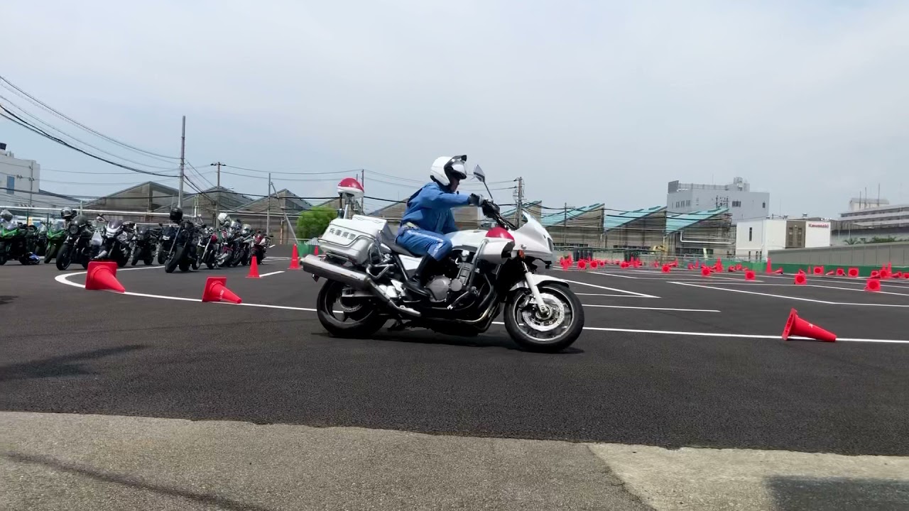 兵庫県警 明石警察署 白バイ隊員 模範走行 - YouTube
