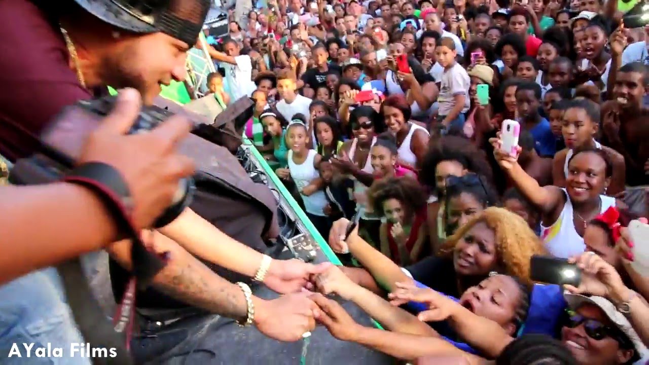 Fanatica Se Desmaya En Pleno Show De Mozart La Para - YouTube