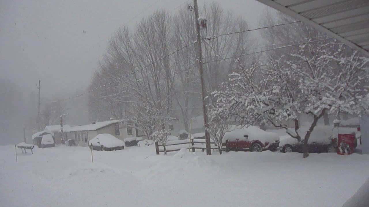 Snow is coming down HARD - YouTube