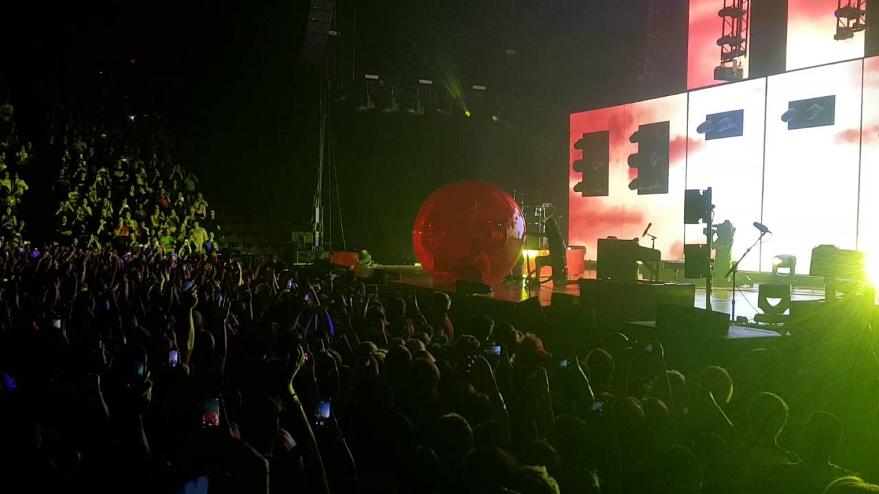 Tyler joseph crowd surfing in a hamster ball. - YouTube