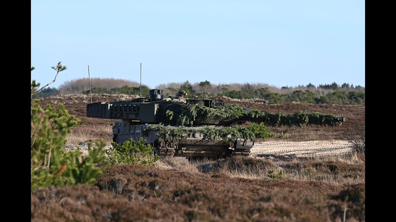 Leguan 2 and Leopard 2A7 Tanks - Kampfpanzer Leopard 2A7 - YouTube