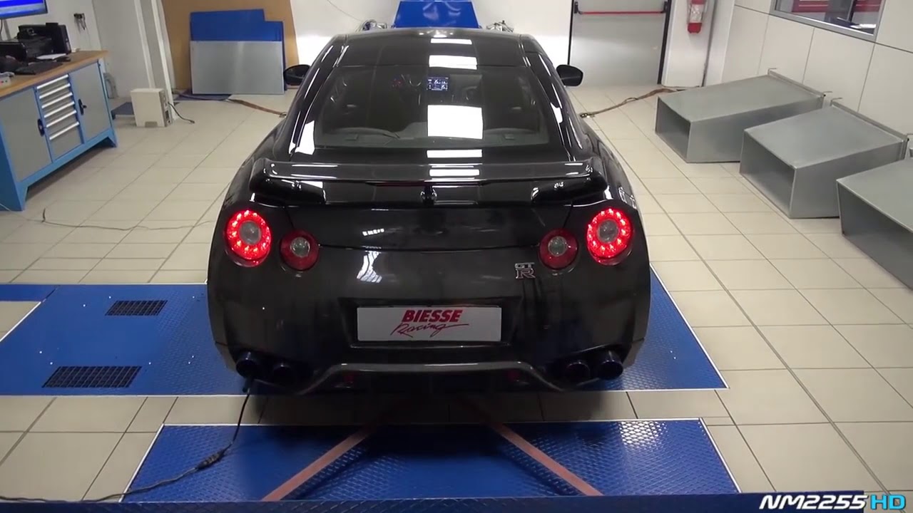 693 Nissan GT R with Titanium Exhaust Shooting HUGE Flames on Dyno ...