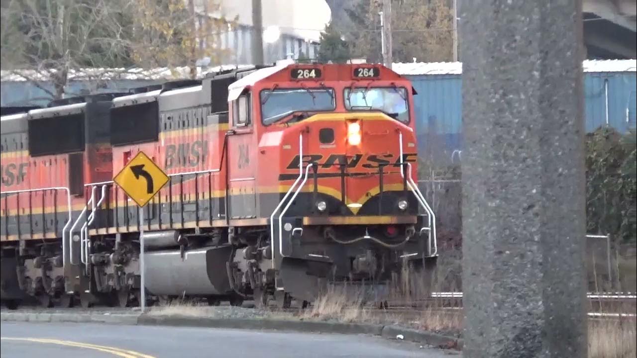 (Southbound) BNSF 264 / Job 360 pulls forward and stops at 21ST Street. (Part 1) - YouTube