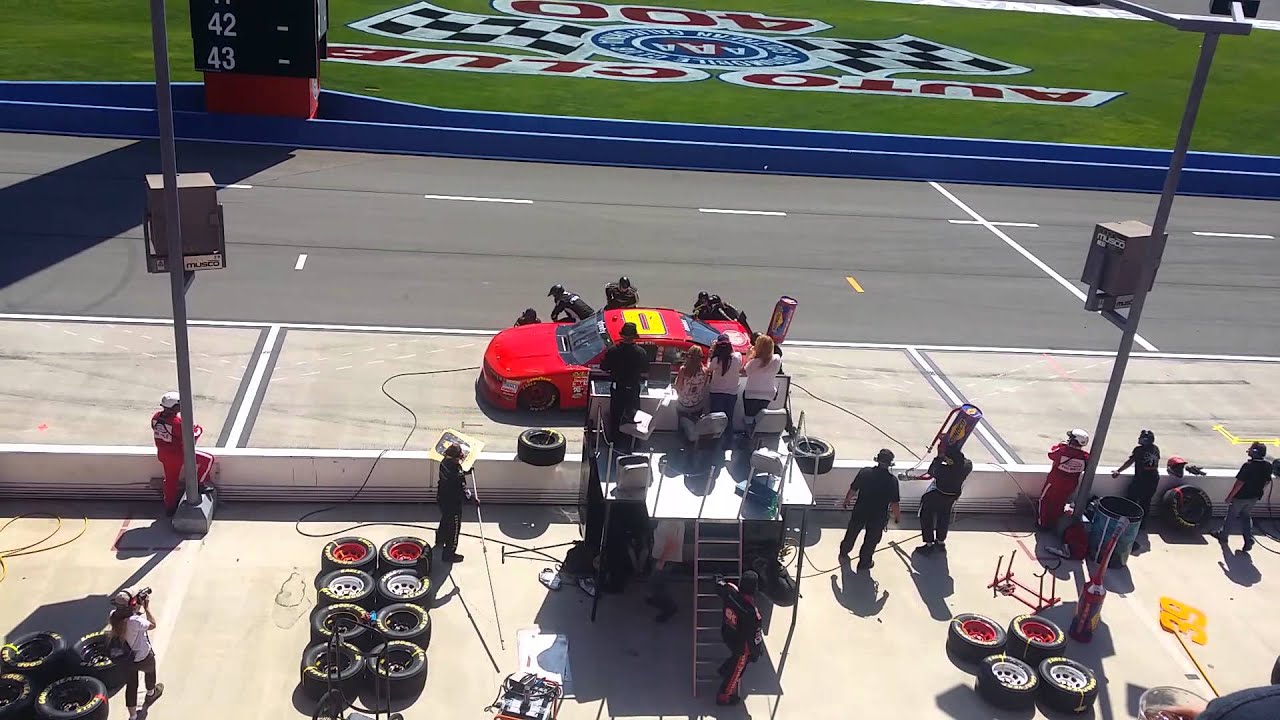 NASCAR pit stop - YouTube