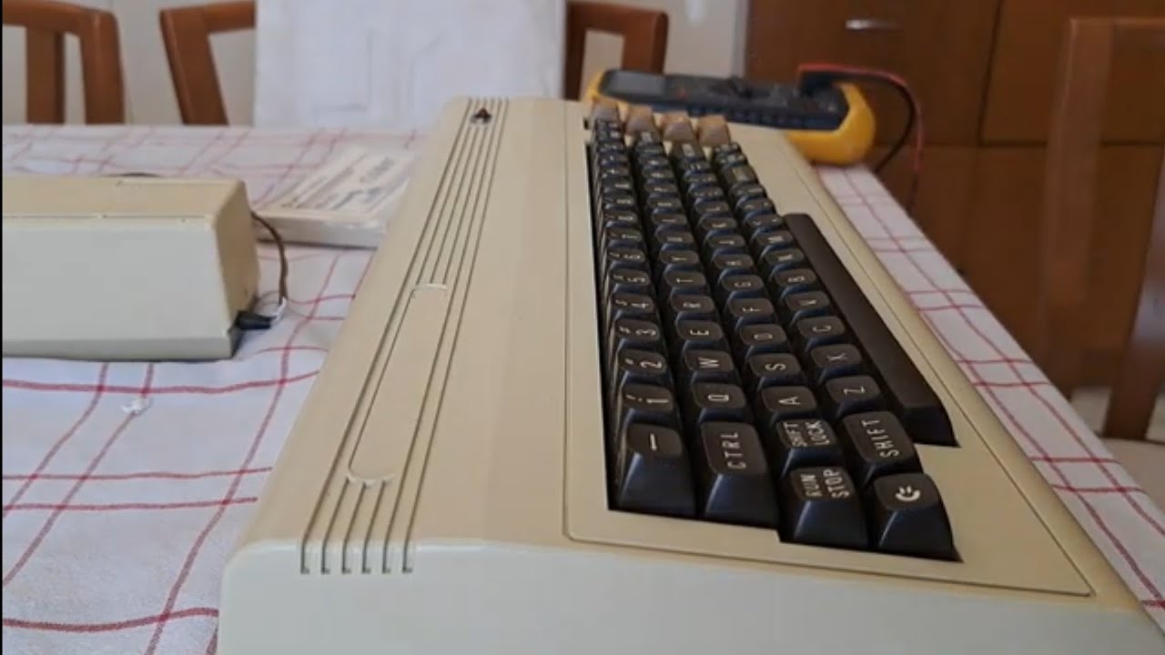 Commodore Vic-20 Long Board,i Camel color keys: test Clowns 🤡 with ...