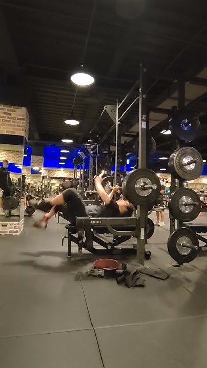 抬腳臥推130kg 4 停頓 - YouTube