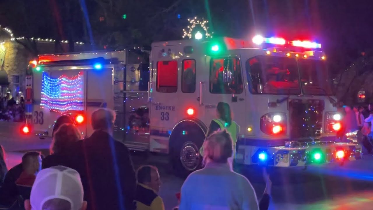Bergheim VFD Engine 33 At The 2022 Boerne Christmas Parade - YouTube