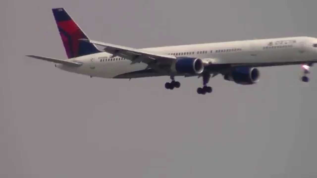 Delta B753 landing in INDY - YouTube