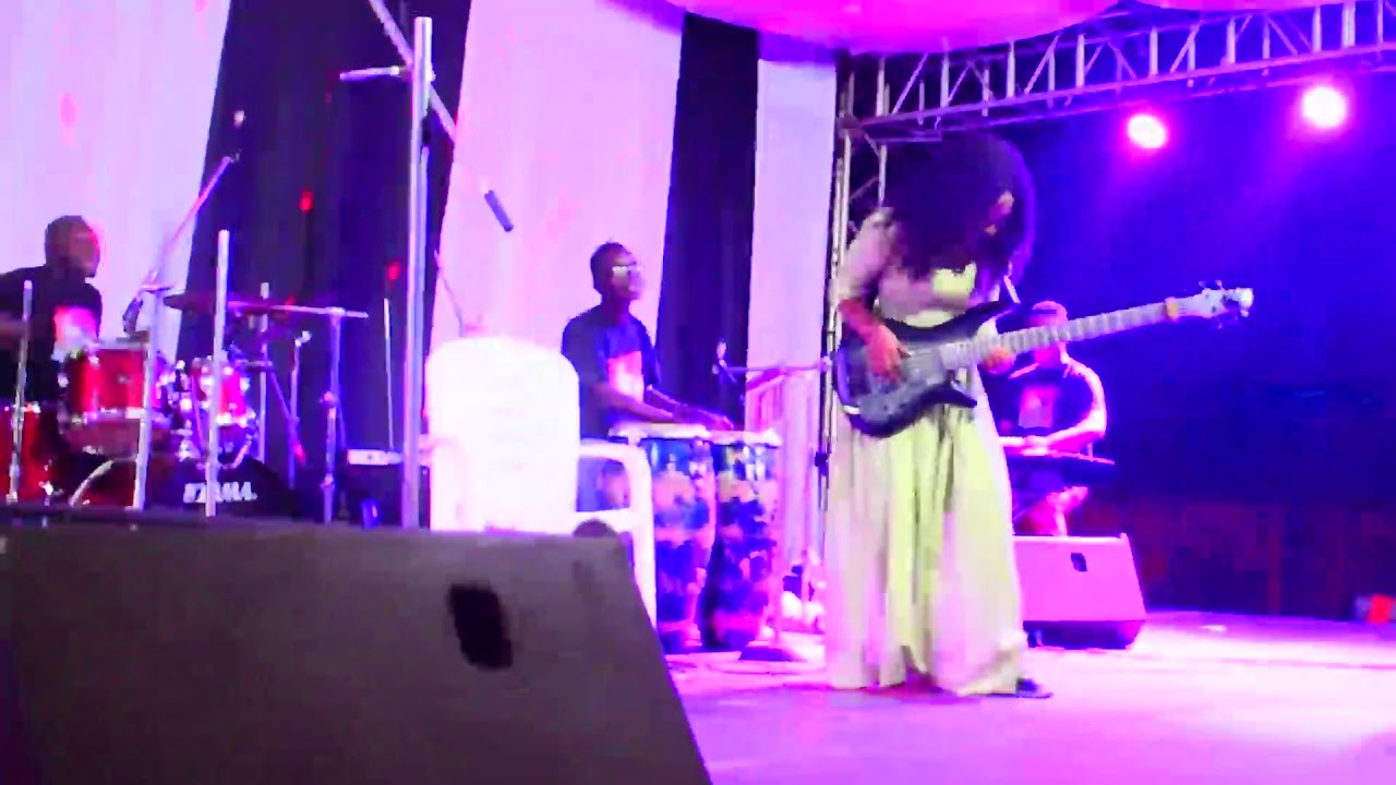 Live Performance - Bass Lady #liveperformance #basssolo #bass - YouTube
