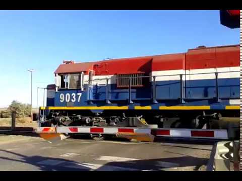 Tren cargado de NCA con la EMD GT-22CW 9037 pasando por el cruce de la Ruta - YouTube