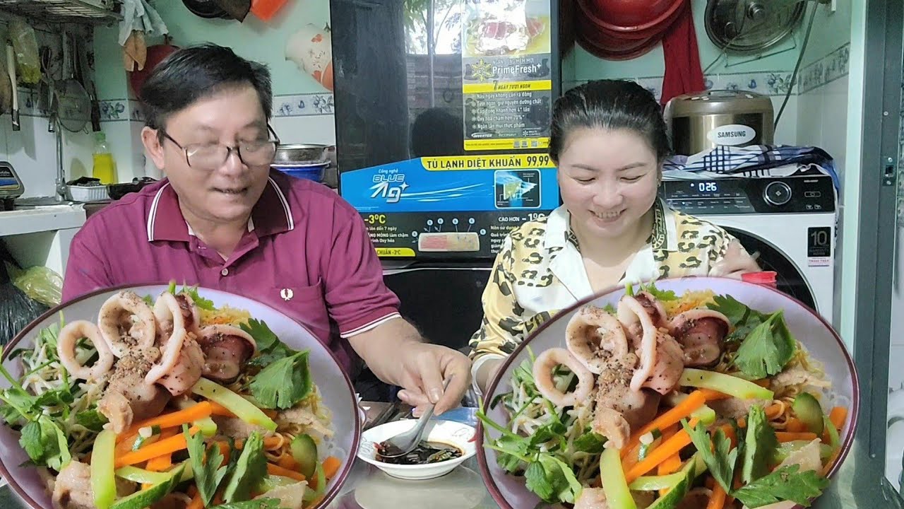 Cuối tuần món mì gói bún gạo xào, thịt, mực, rau củ, đơn giản mời cả ...