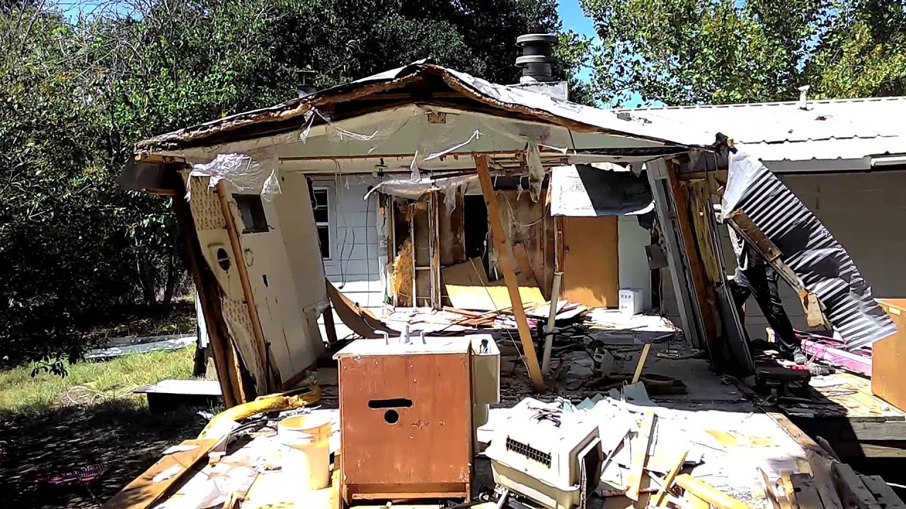 Tearing down a mobile home - YouTube