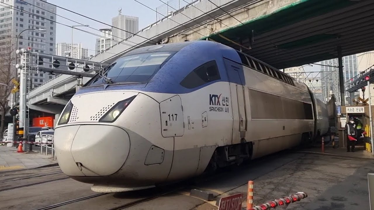 Korail | KTX-Sancheon #117+114 at seosomun crossing - YouTube