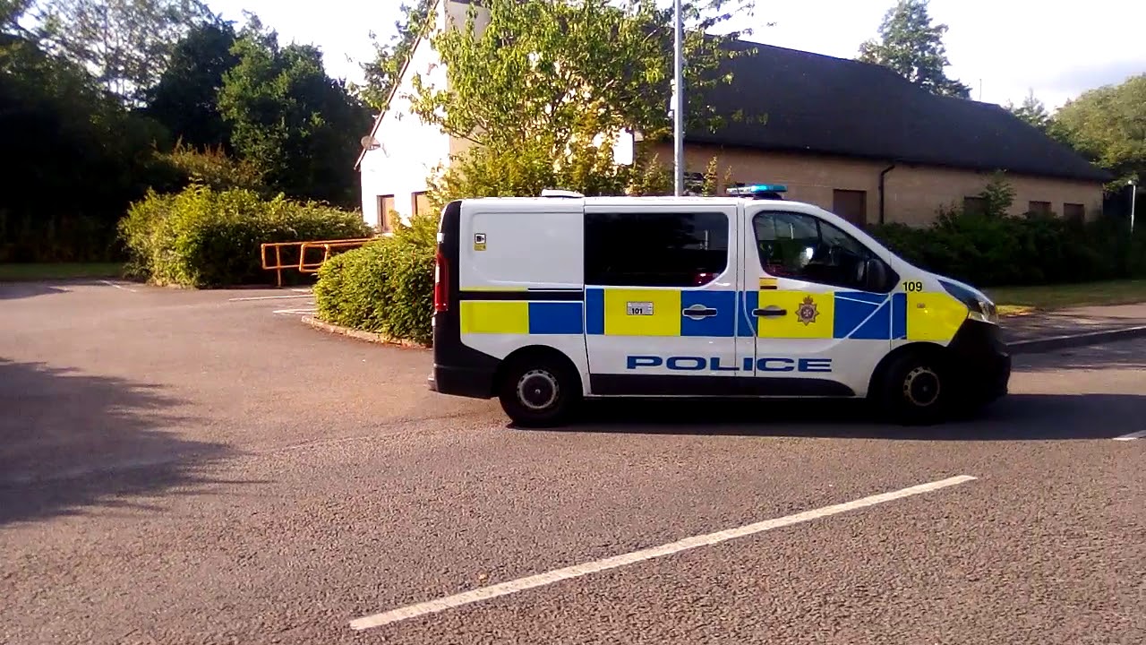 Wiltshire police cell van leaving West Swindon policing point - YouTube