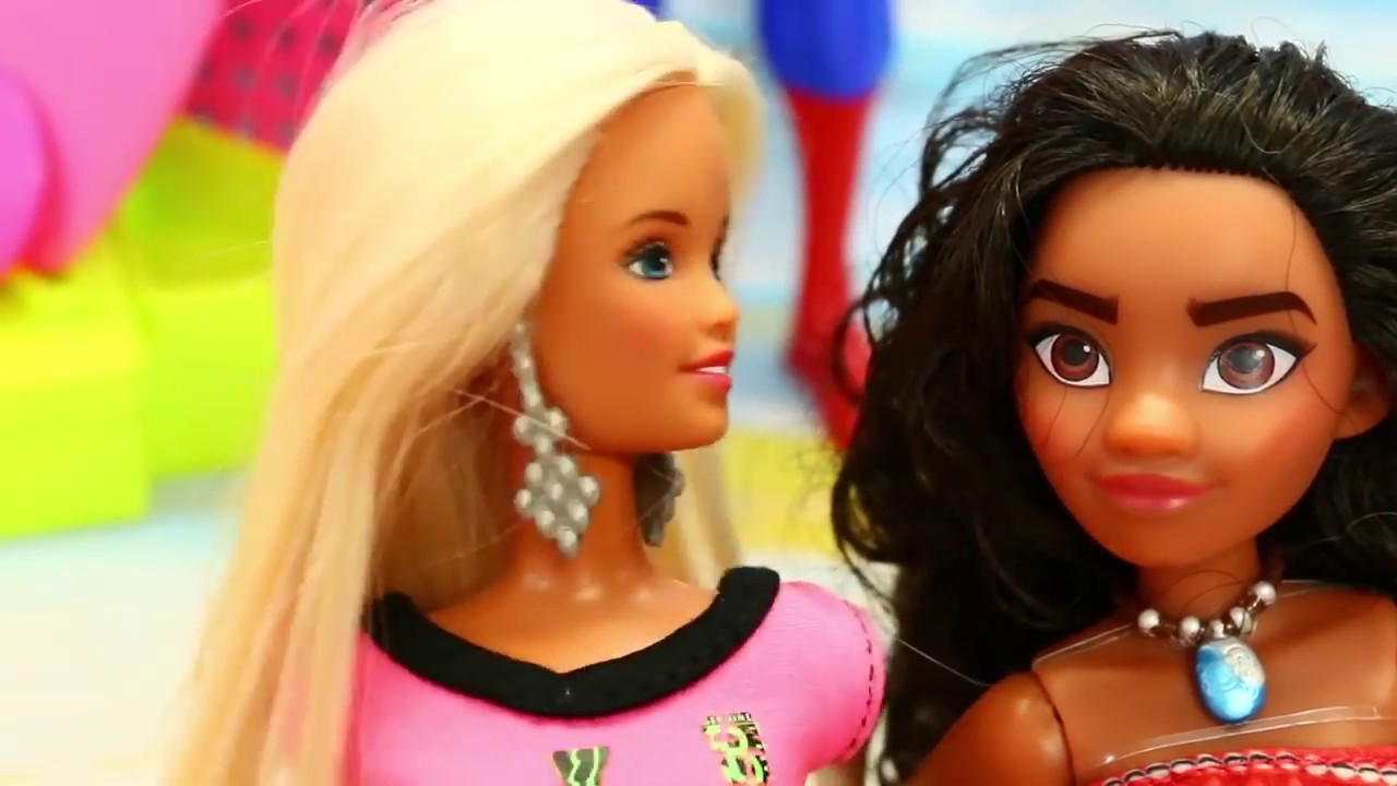 Moana Dates Spidey Maui Doesnt Love Disney Princess Moana Spiderman