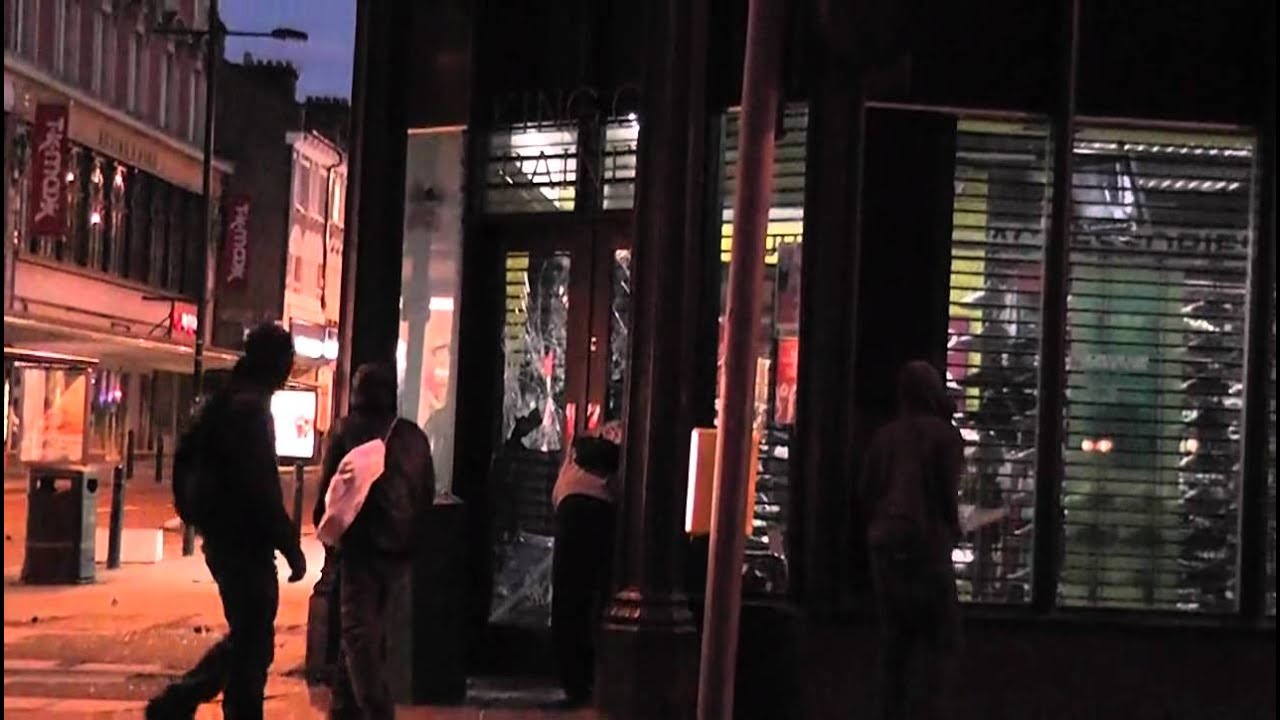 London Riots - Clapham Junction - Smashing JD Sports windows - YouTube
