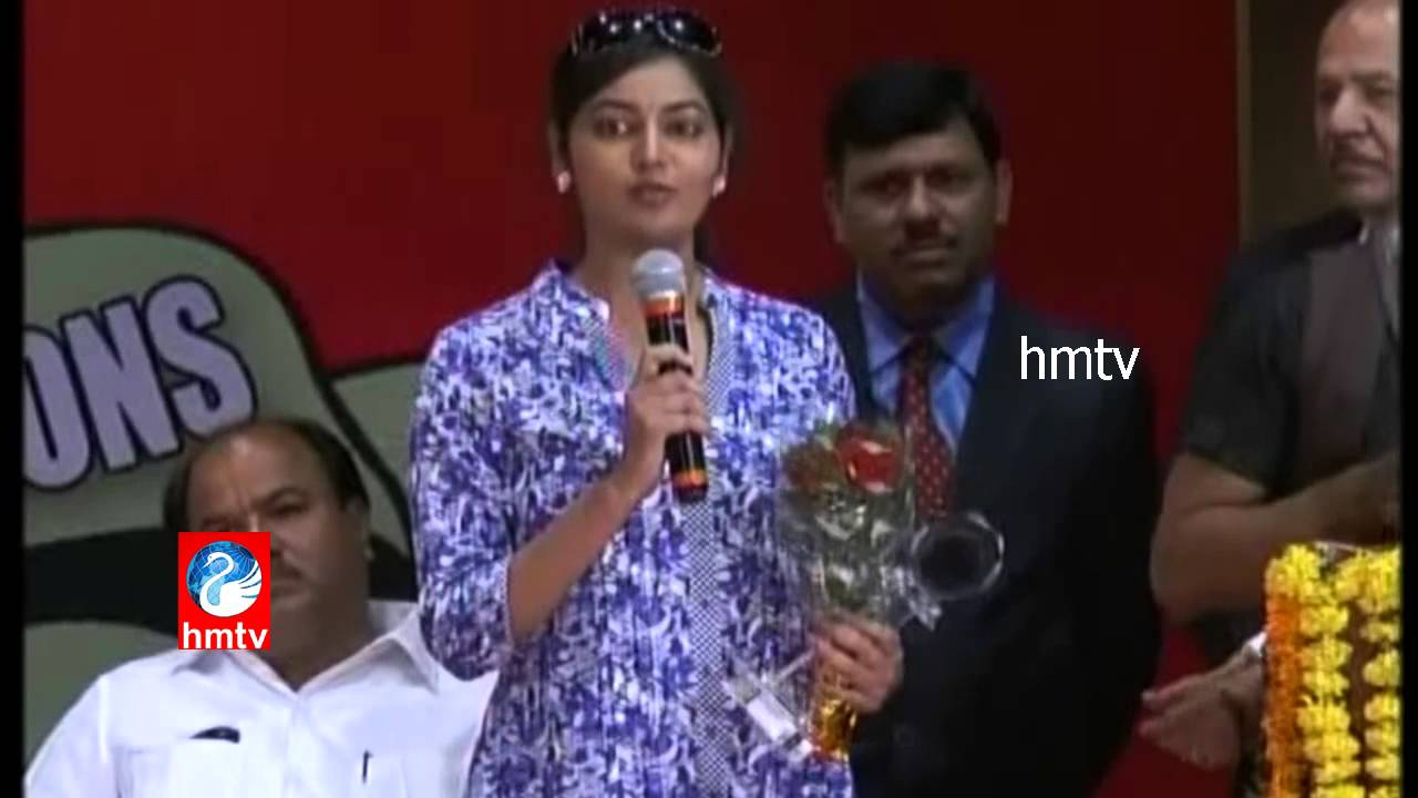Anchor Roja wins Padmamohana TV Awards 2014 for HMTV MEERA MEMA Program ...