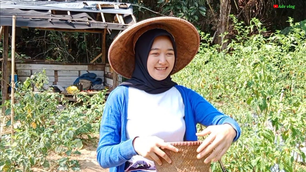 BIKIN BAPER.! JUMPA NENG INTAN GADIS DESA CANTIK SAAT BER AKTIVITAS DI KEBUN - YouTube