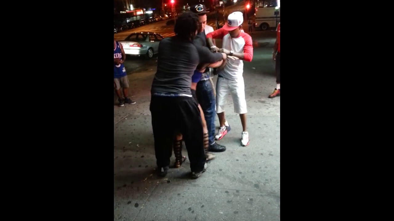 Girls Fight Outside A Chicken Restaurant - YouTube