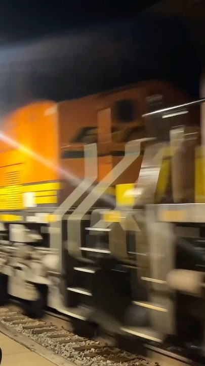 60 mph BNSF Z train flying past La plata, Mo! #bnsftrains #bnsfrailway #bnsf - YouTube