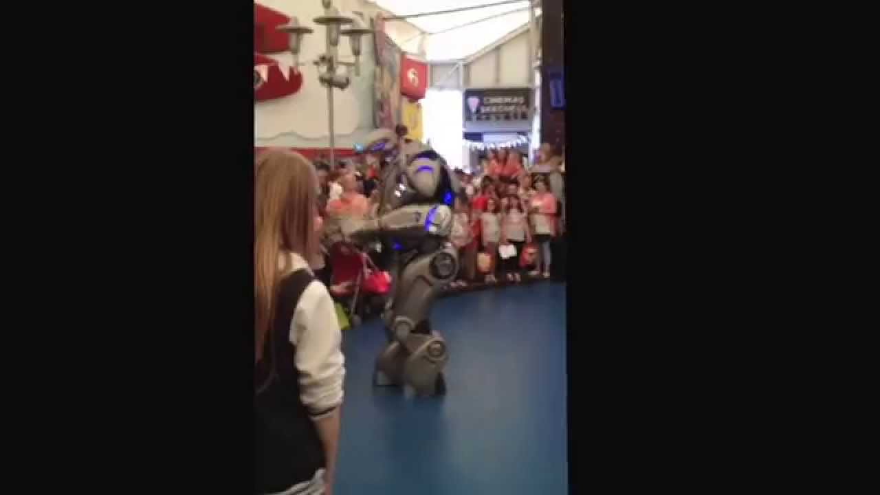 Titan the robot at butlins Skegness August 2015 - YouTube